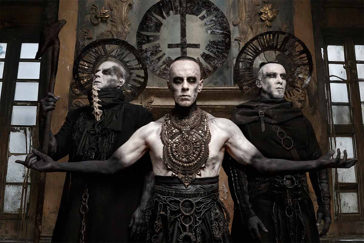 BEHEMOTH presenta "The Shadow Elite" tocando dentro de una jaula en un ...