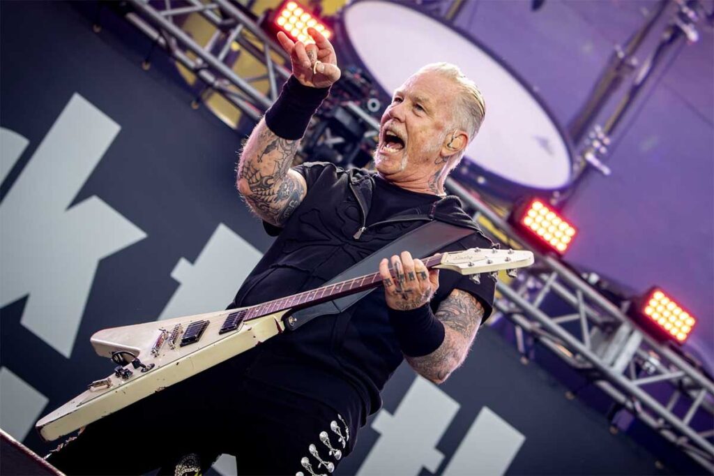 James Hetfield señala las dos canciones de METALLICA que le resultan ...